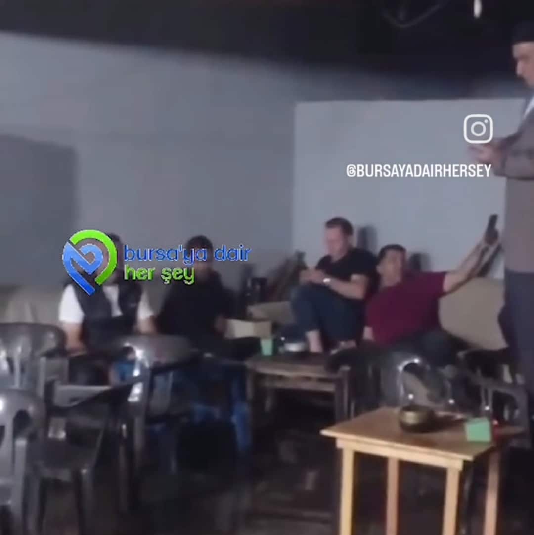 Bursa’da kahvehaneyi su bastı aldırış etmeden oyuna devam ettiler – Bursa'ya Dair Her Şey ...