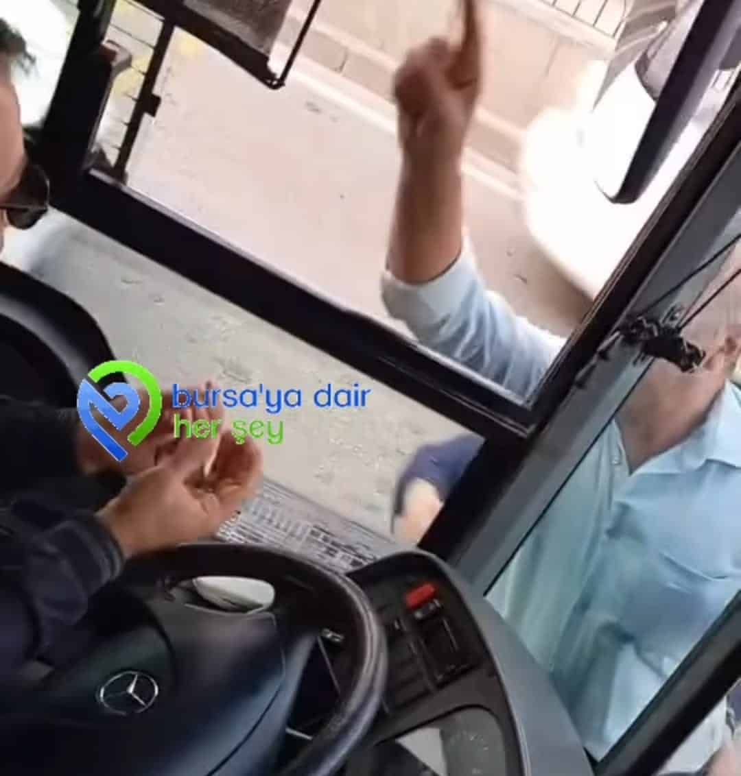 Bursa’da yer olmadığı için otobüse alınmayınca aracın önüne yattılar ...